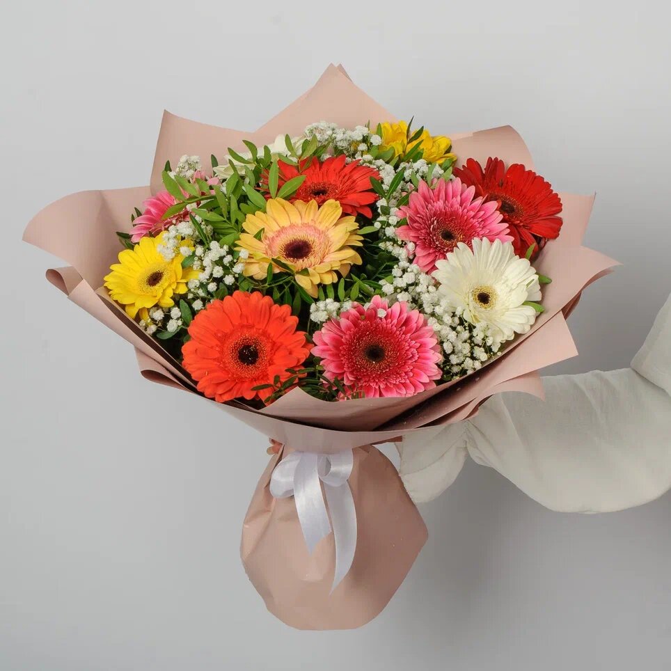 Букет Цветочный карнавал от СоюзЦветТорг, букет из герберы, гипсофилы и фисташки