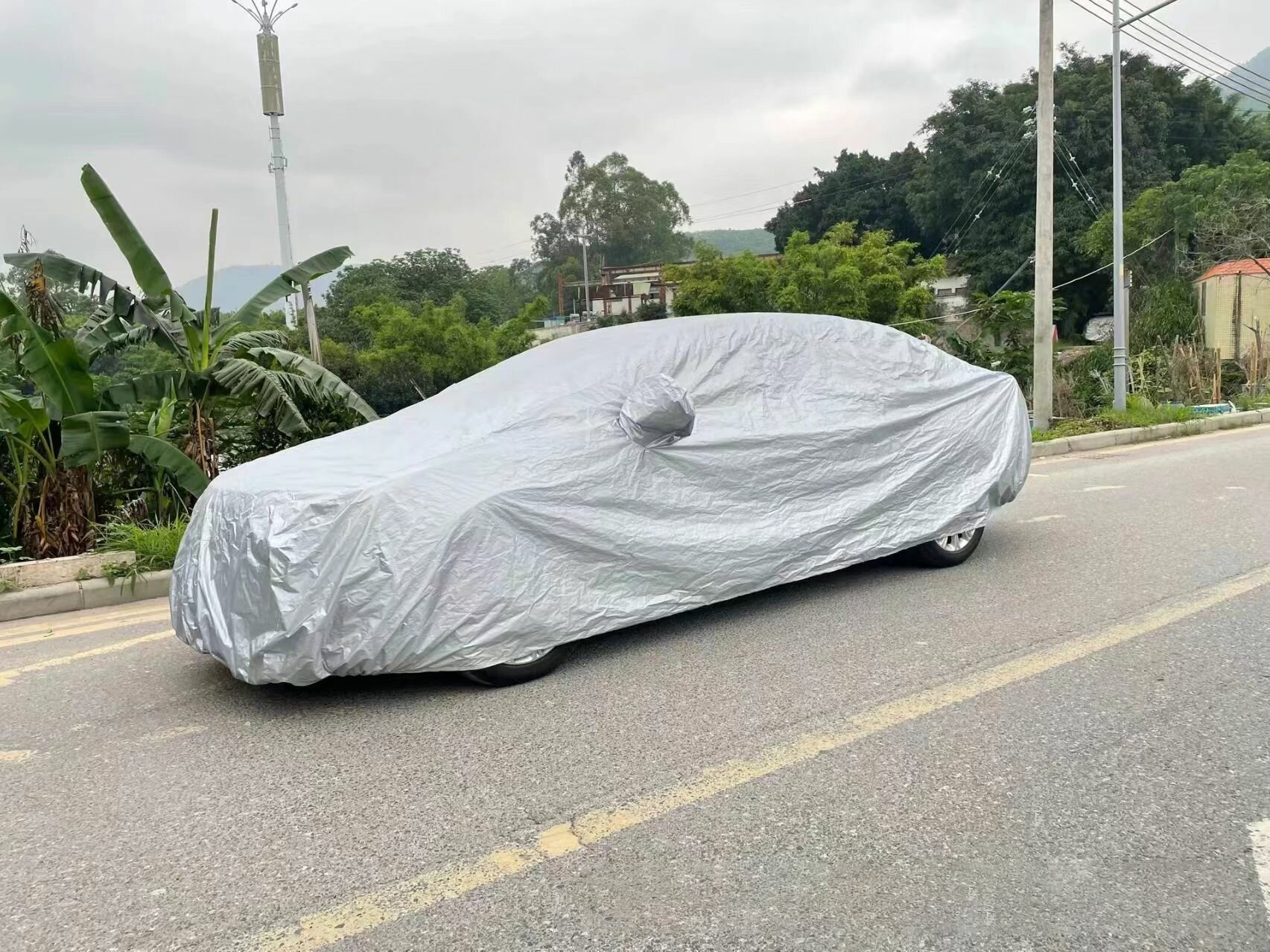 Чехол для авто хэтчбек . Тент для автомобиля от солнца, снега, дождя, для защиты машины универсальный размер" S"(Длина 450CM)