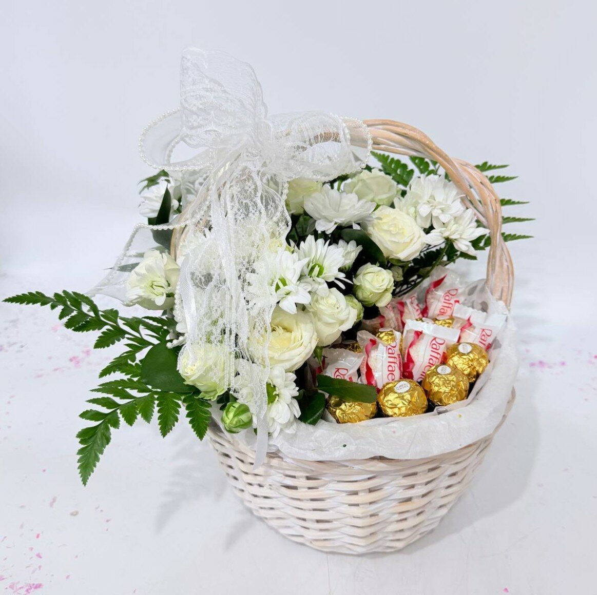 Подарочная корзина с цветами и конфетами Ферреро Роше и Раффаэлло. Цветы в корзине роза кустовая, хризантема