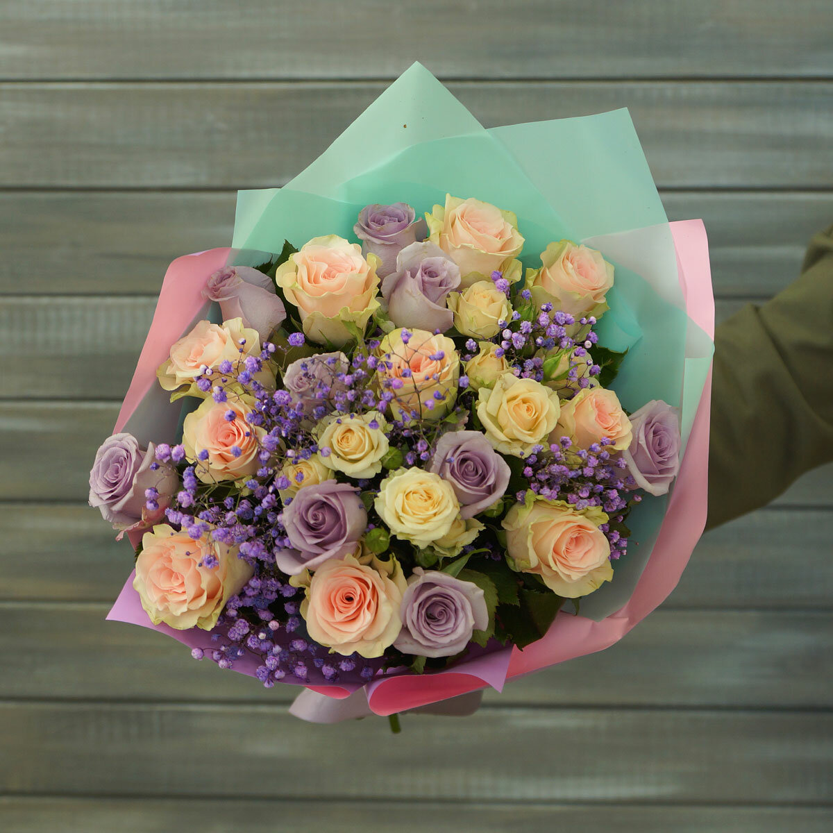 Букет Букет Маркет "Разноцветный" , розы и гипсофила, оберточная бумага