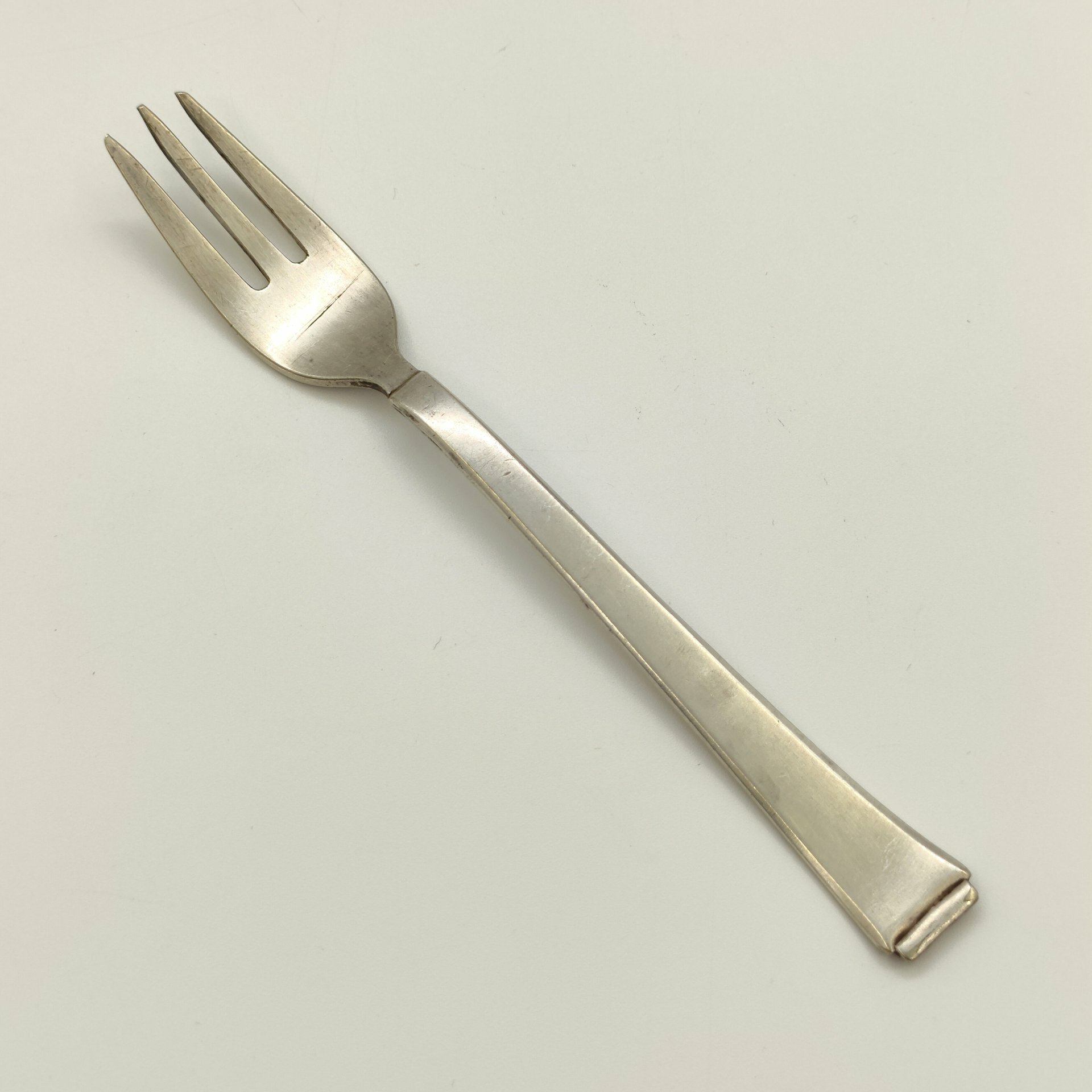 Вилка десертная, лаконичной формы с тремя зубцами, металл, серебрение