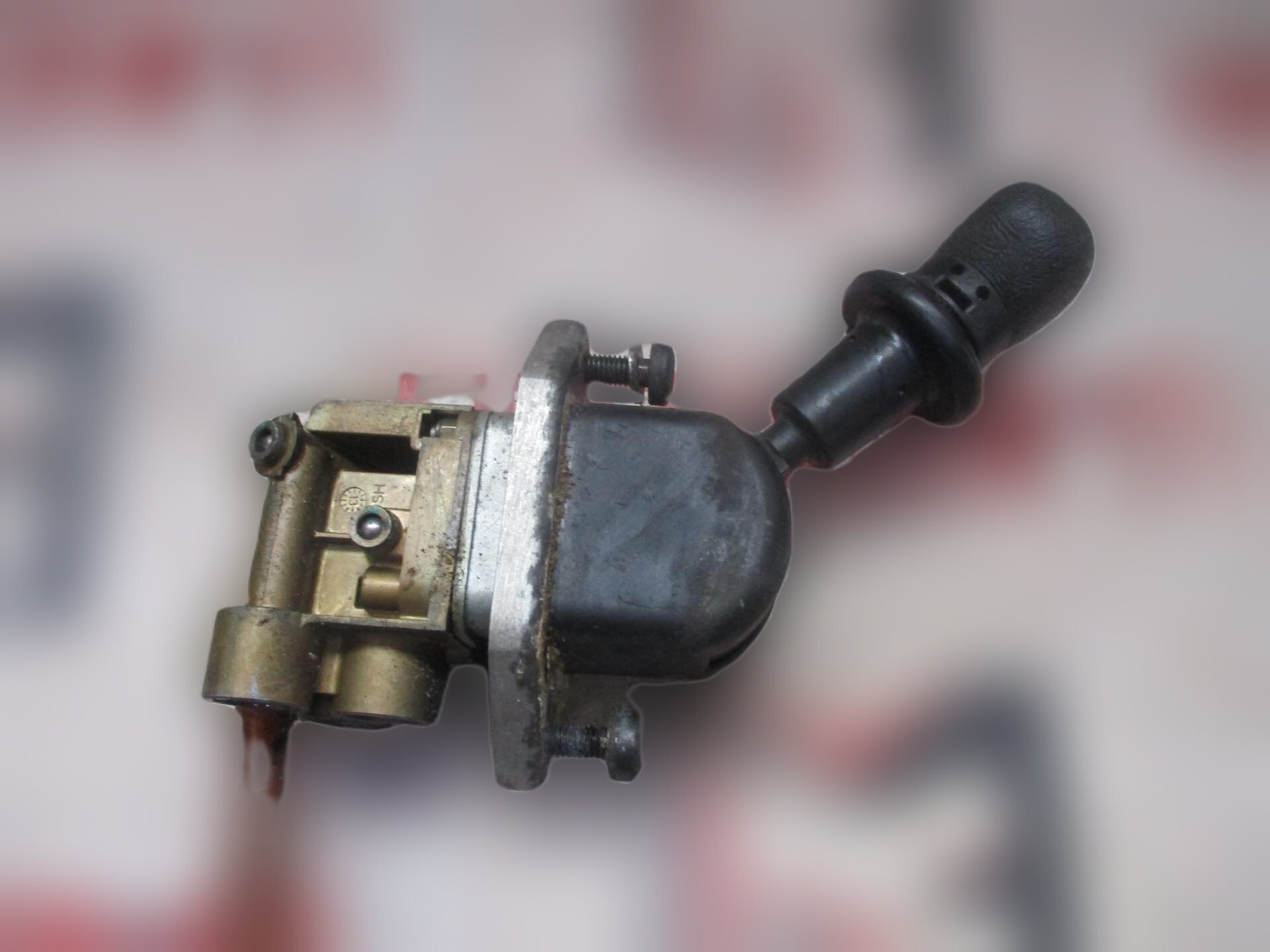 Кран ручного тормоза MAN TGA, TGX, TGS