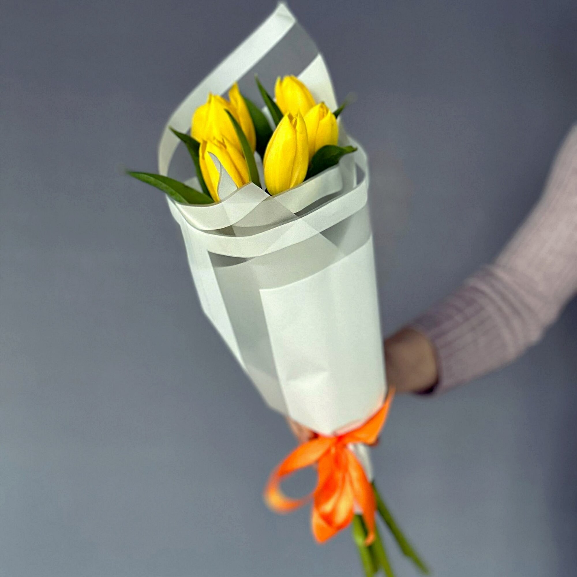 Букет "Струны", размер XS, высота 40 см, 5 тюльпанов