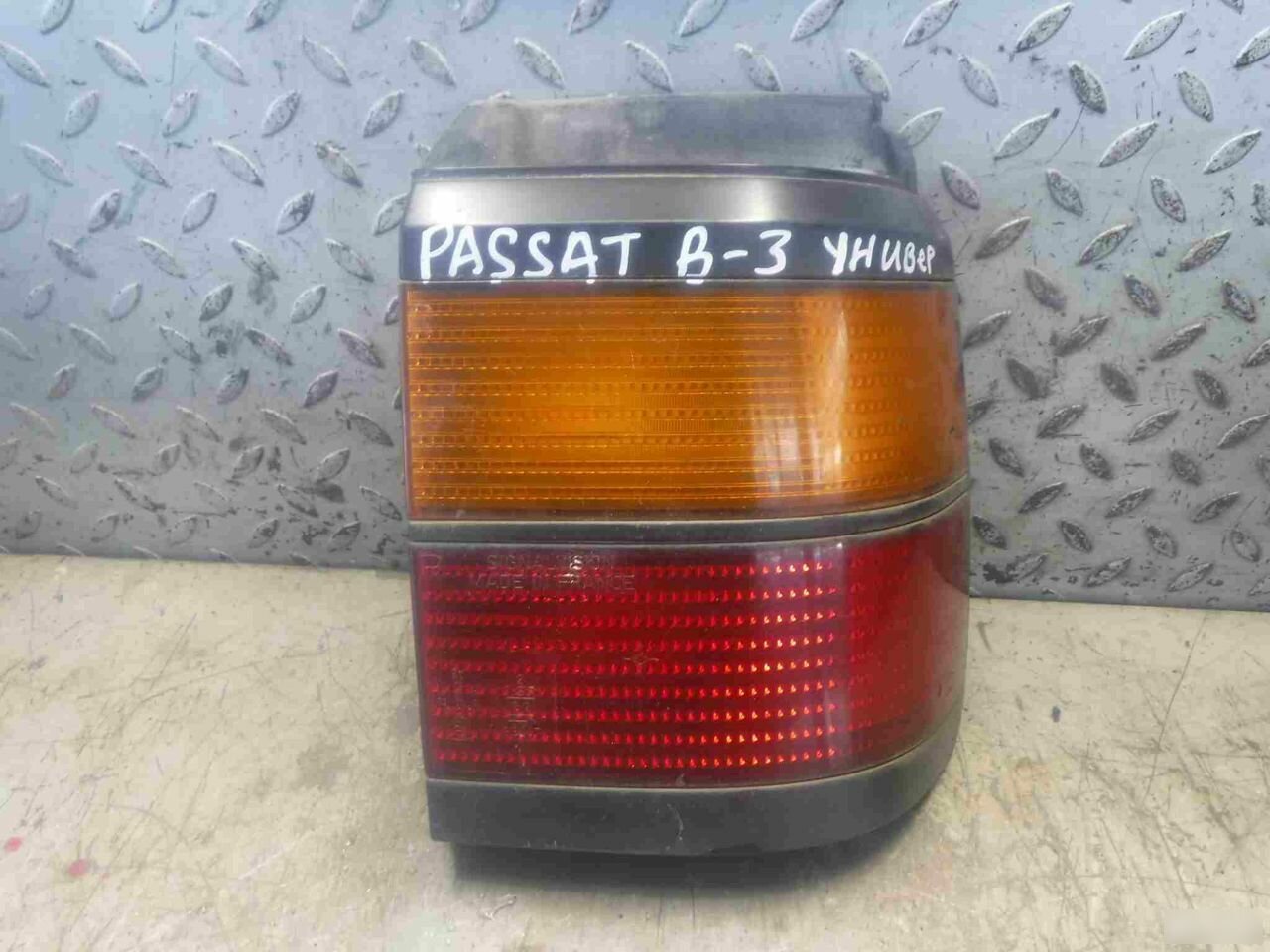 Фонарь задний наружный правый Volkswagen Passat B3 (1988—1993) 333945112