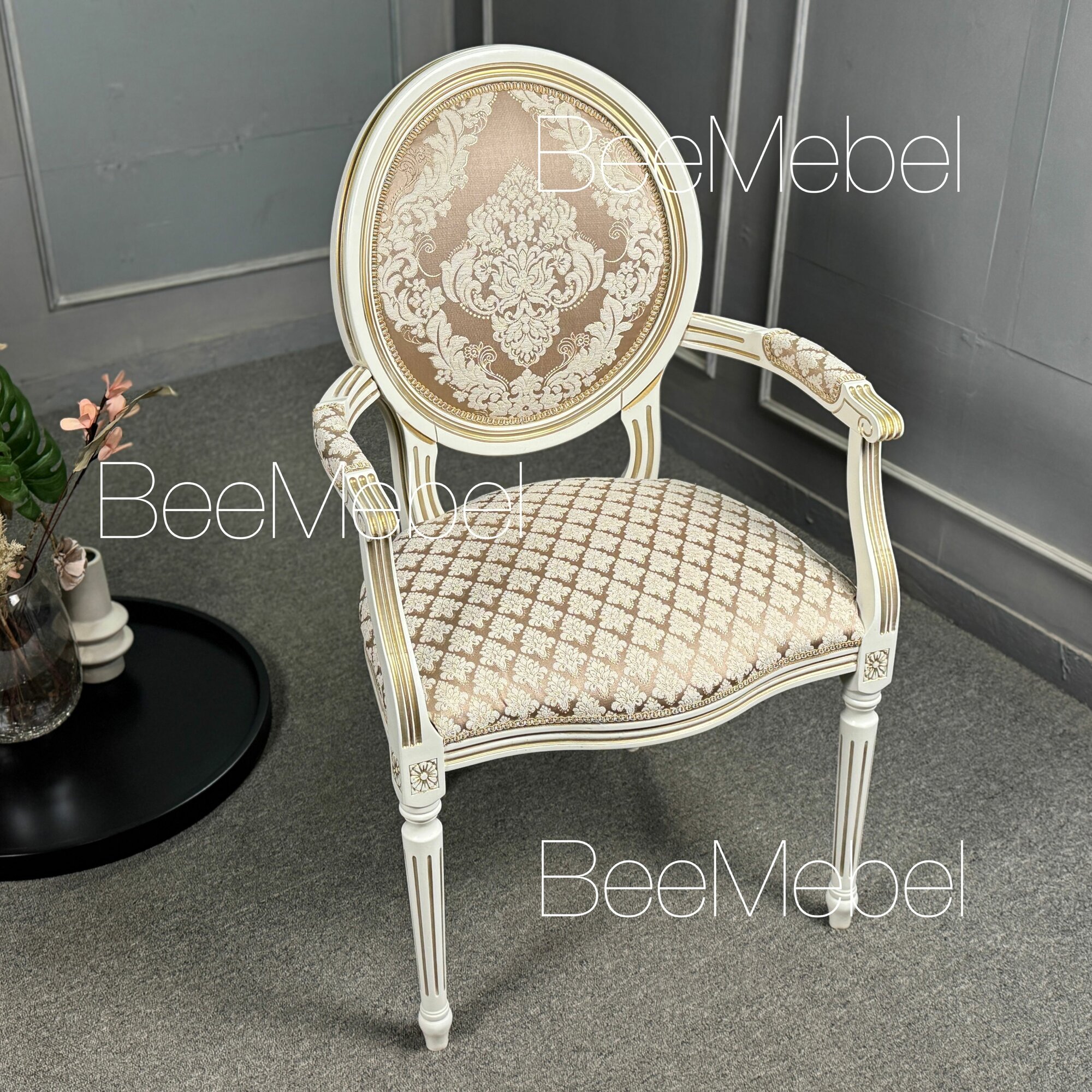 Стул с подлокотниками "Медальон"