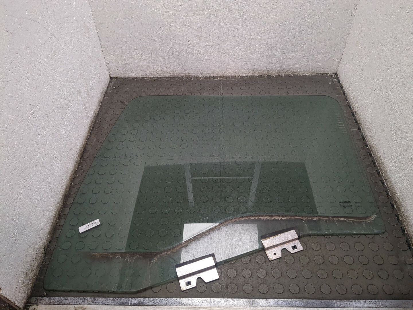 Стекло боковой двери левое переднее Man TGX Б/У