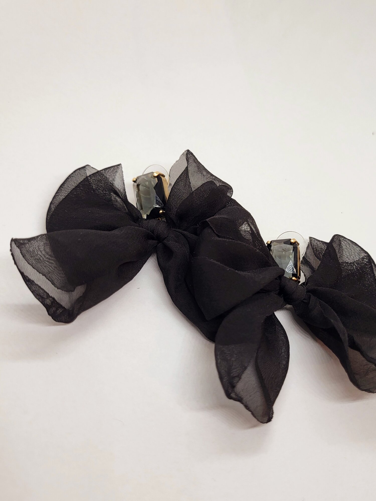 Серьги пусеты, текстиль, кристалл