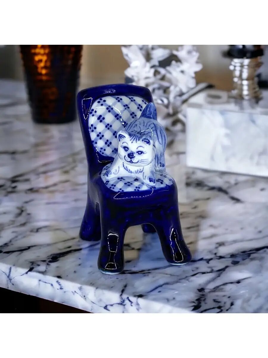 Фарфоровая статуэтка интерьерная "Кот на стуле"