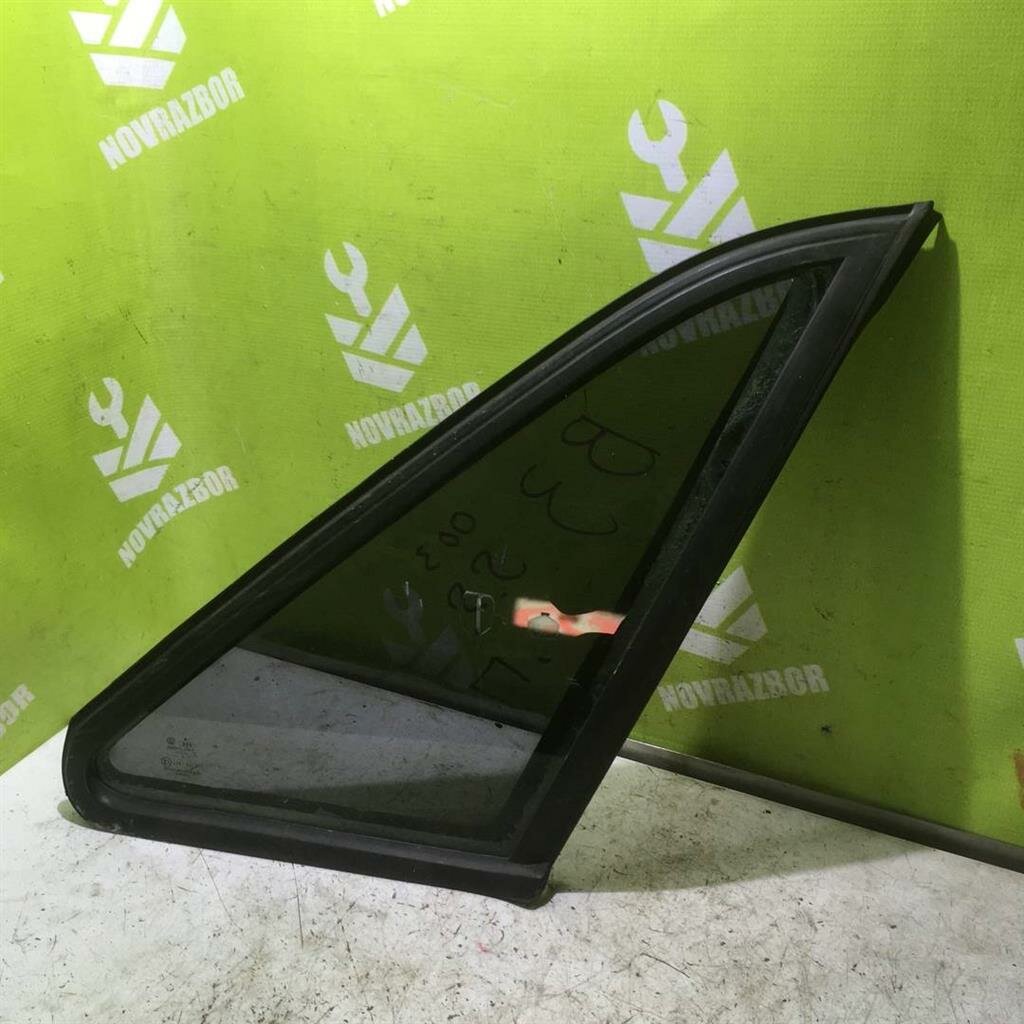 Стекло кузовное глухое правое VW Passat B3 1988-1993