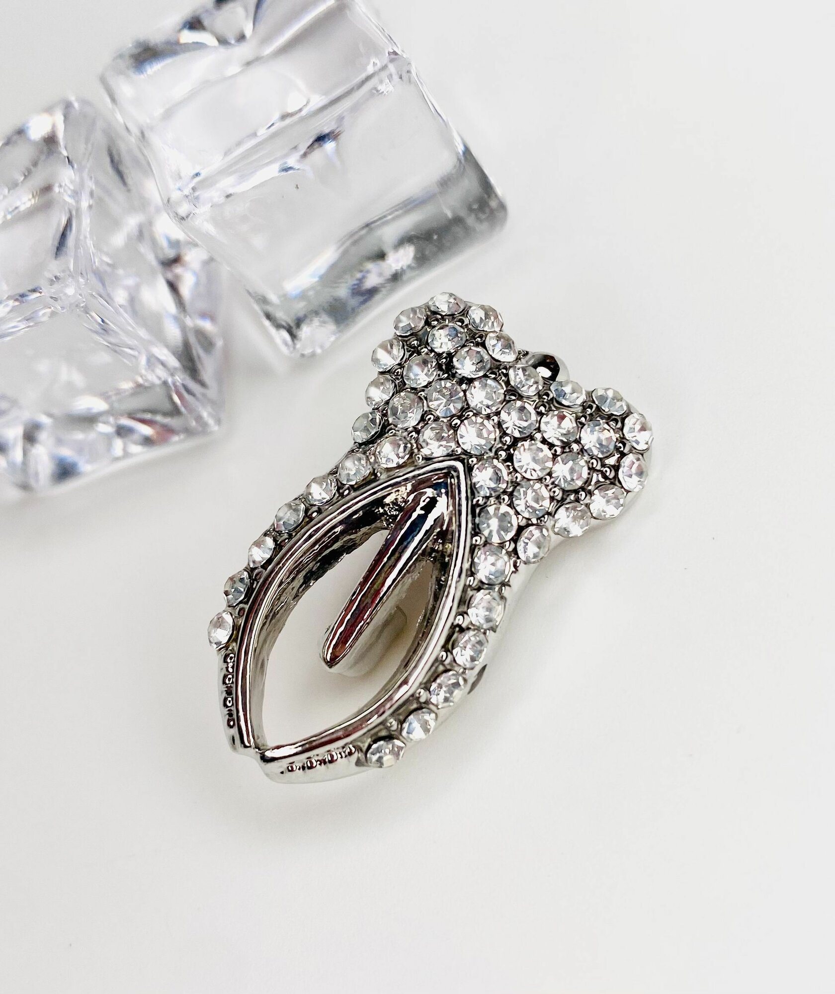 Брошь, искусственный камень, стразы