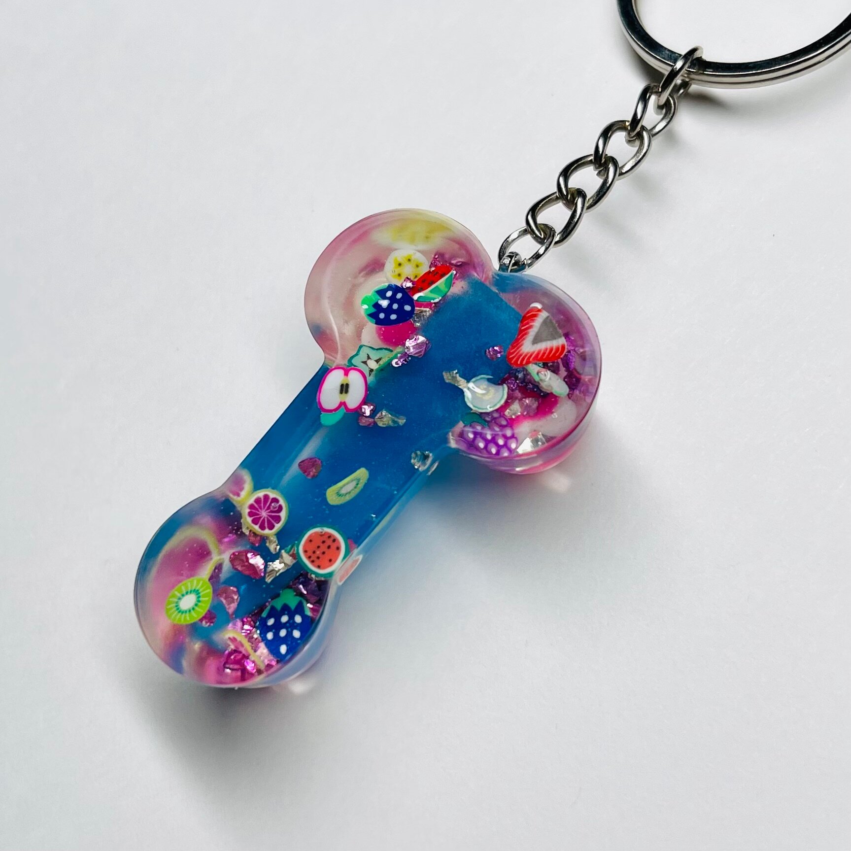 Креативный брелок в форме пениса, инкрустированный синей пулей, фруктовым декором и цветными камнями EVTUSHENKO ART.