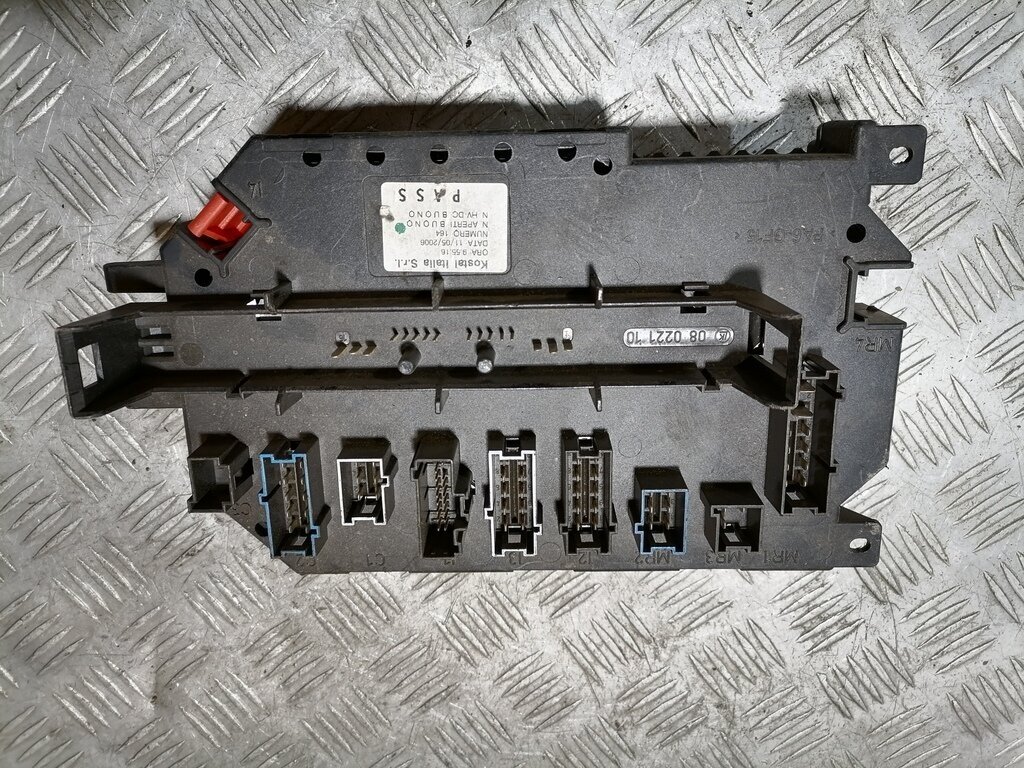 Блок предохранителей салонный MERCEDES S w221 2215402250