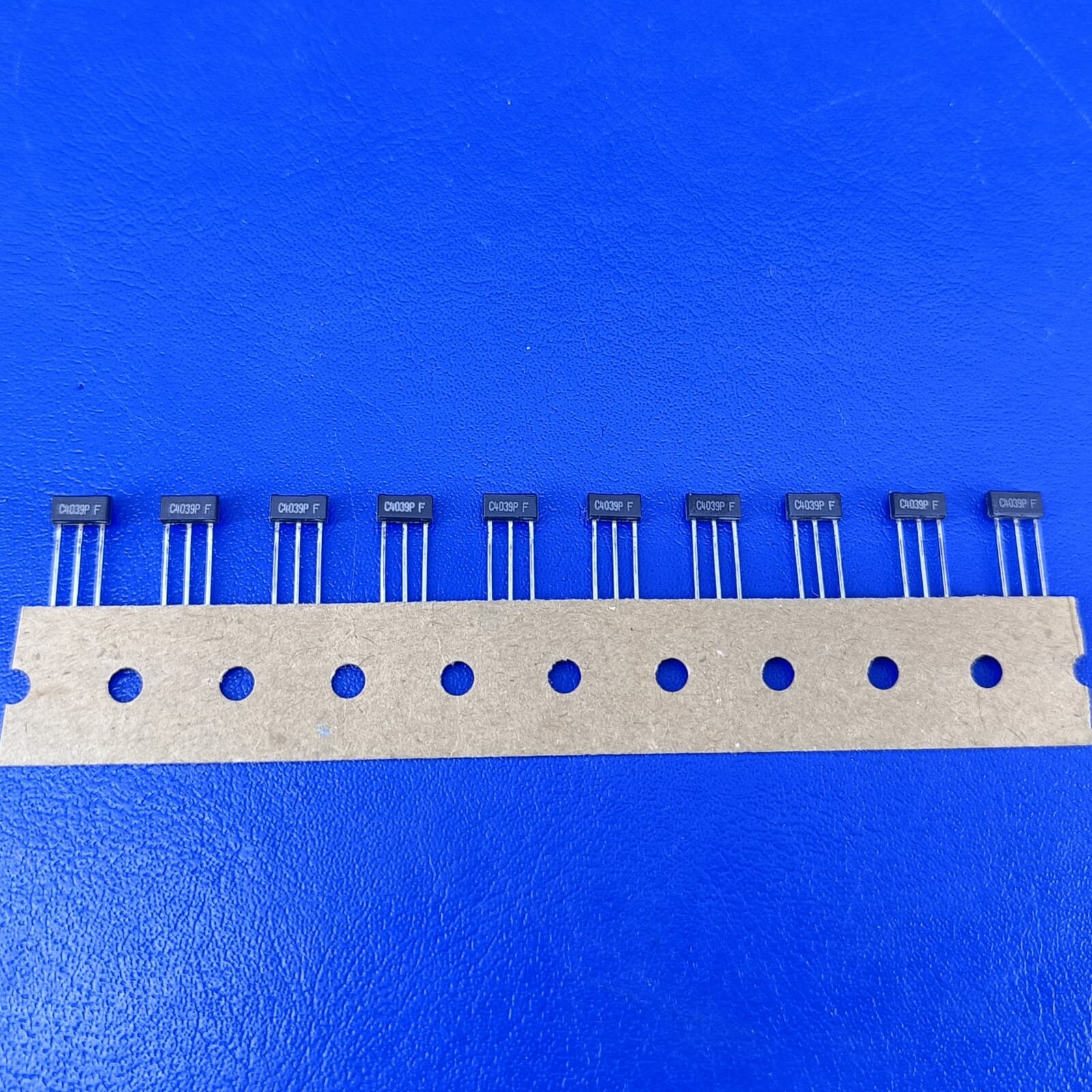 10 штук Транзистор биполярный 2SC 4039 /NPN 25V 0,05A 0,25W/FTL-3P/ (арт.07960)