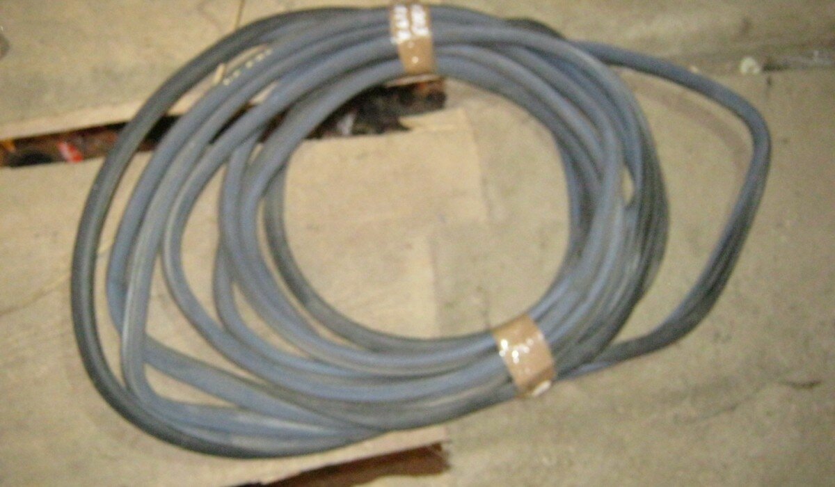 Уплотнитель (внутри) W203 С-klasse Mercedes-Benz