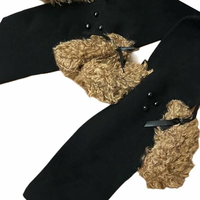 Ушастая кудрявая собака с тонкими полосками тонких бархатных нижних колготок-черные и коричневые ушки