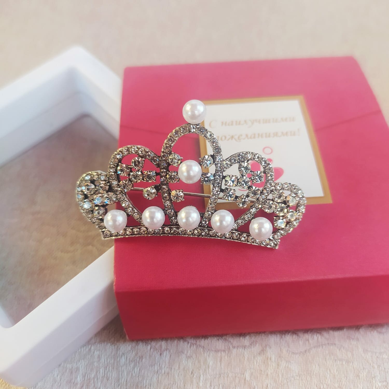 Брошь, стразы, пластик