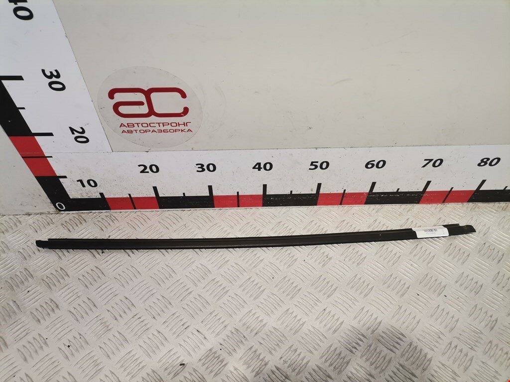 Накладка декоративная (молдинг) стекла двери передней правой Volkswagen Golf 4 1J3837432A арт. 1518845