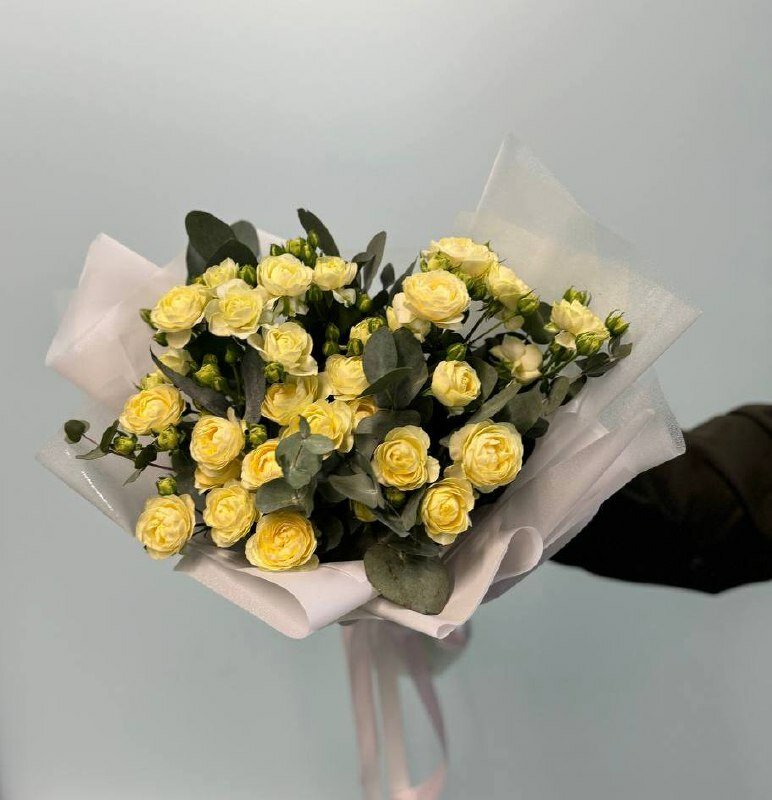 Букет wowflo, из кустовых роз и эвкалипта, монобукет, 7 цветов, 50 см