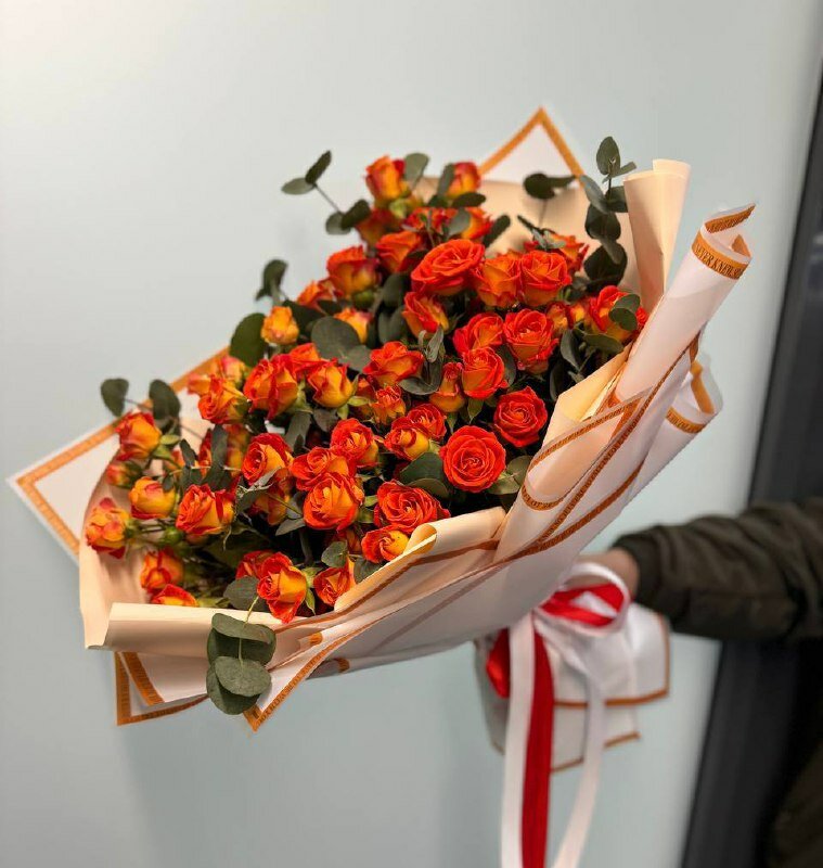 Букет wowflo, из кустовых роз и эвкалипта, на стеблях, 19 цветов, высота 60 см — фото 1
