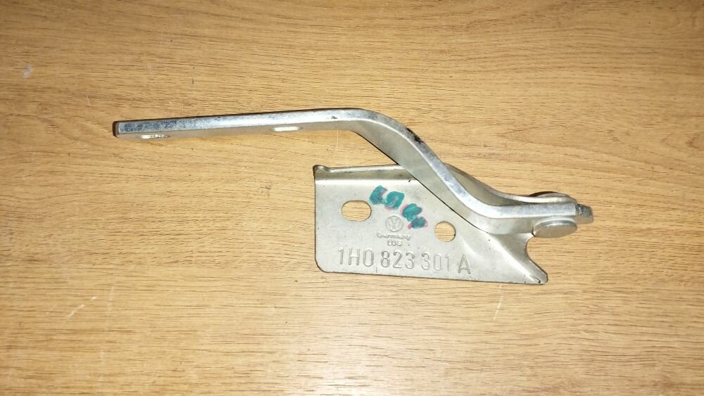 Петля капота левая новая Volkswagen Golf 3 1H0823301A