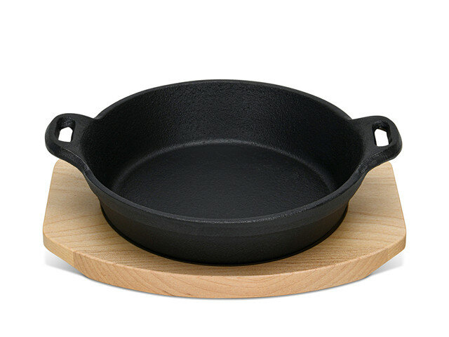 4033 FISSMAN Сковорода 18x4,4см с двумя боковыми ручками на деревянной подставке (чугун) Ручки-чугун; Подставка-дерево(береза); Индукция