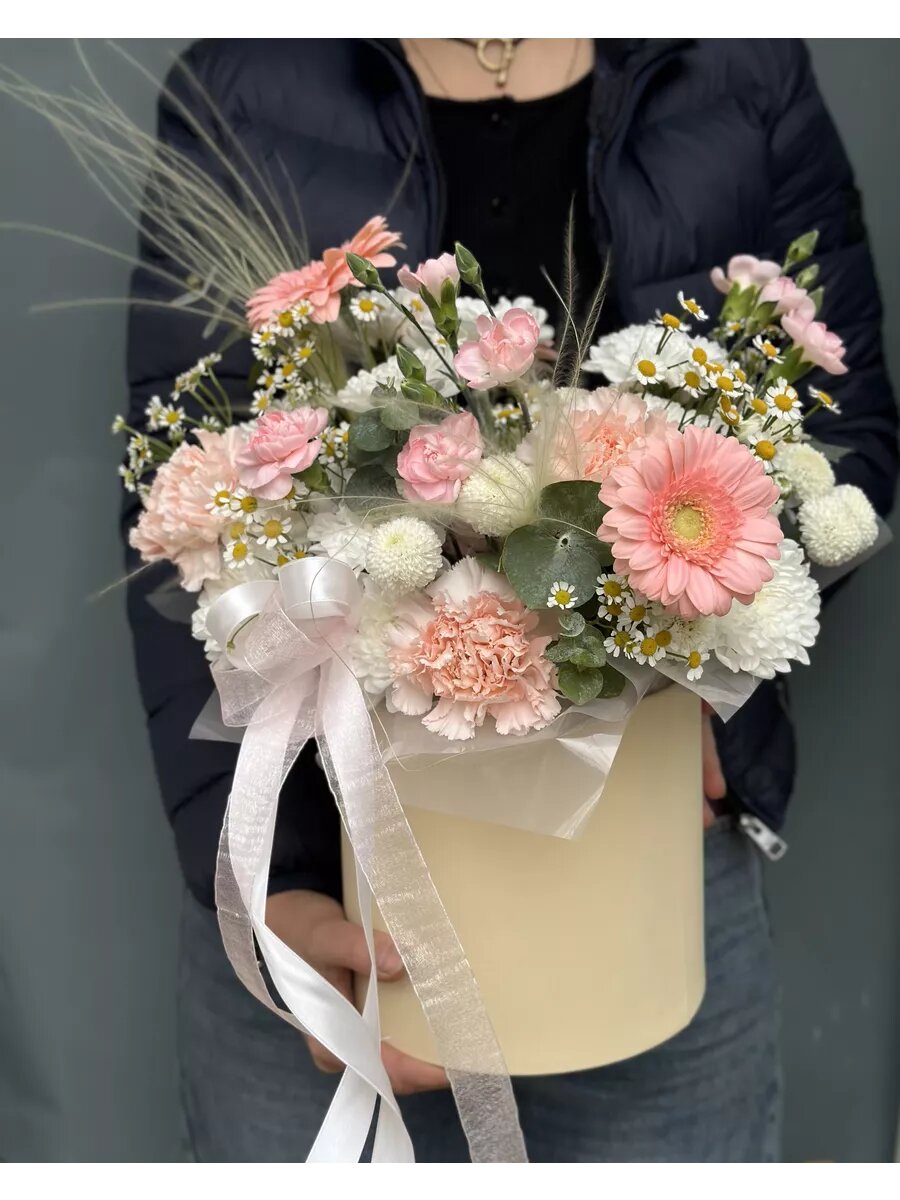 Композиция в коробке " Прикосновение нежности" с герберами, хризантемой и диантусами