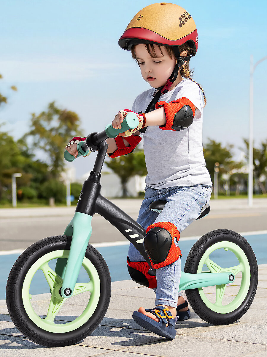 Беговел для детей Hape "Мой первый транспорт", зеленый, E1208_HP