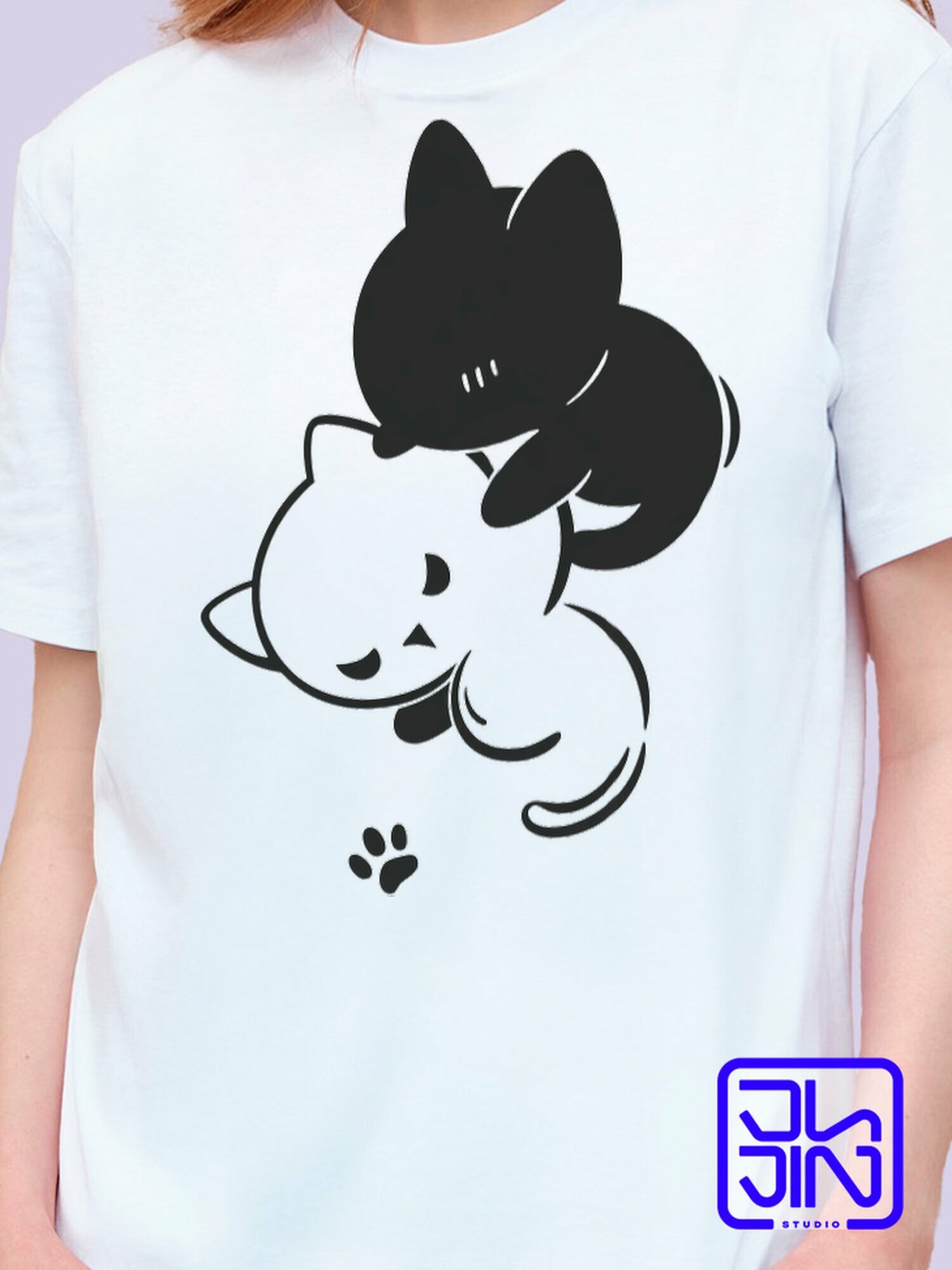 Футболка классическая женская с авторским принтом Кошка черная и белая, минималистичная, универсальная манга инь янь, белый хлопковый трикотаж с прикольным рисунком на груди