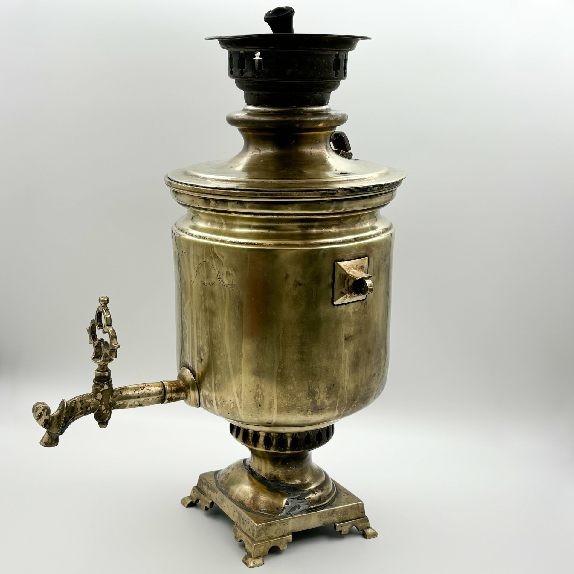 Самовар угольный, форма "банка", латунь, дерево, выколотка, литье, чеканка