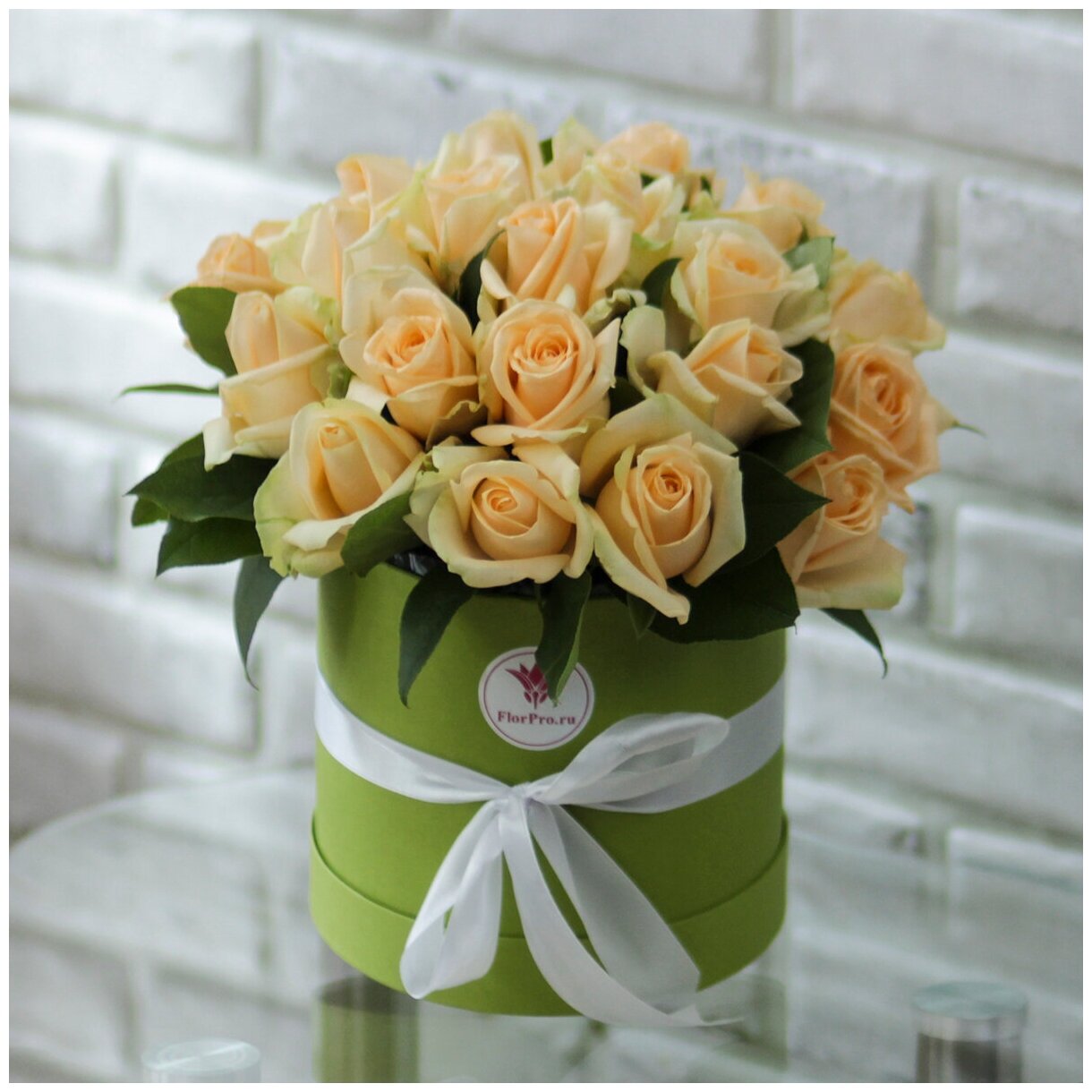 25 персиковых роз в коробке