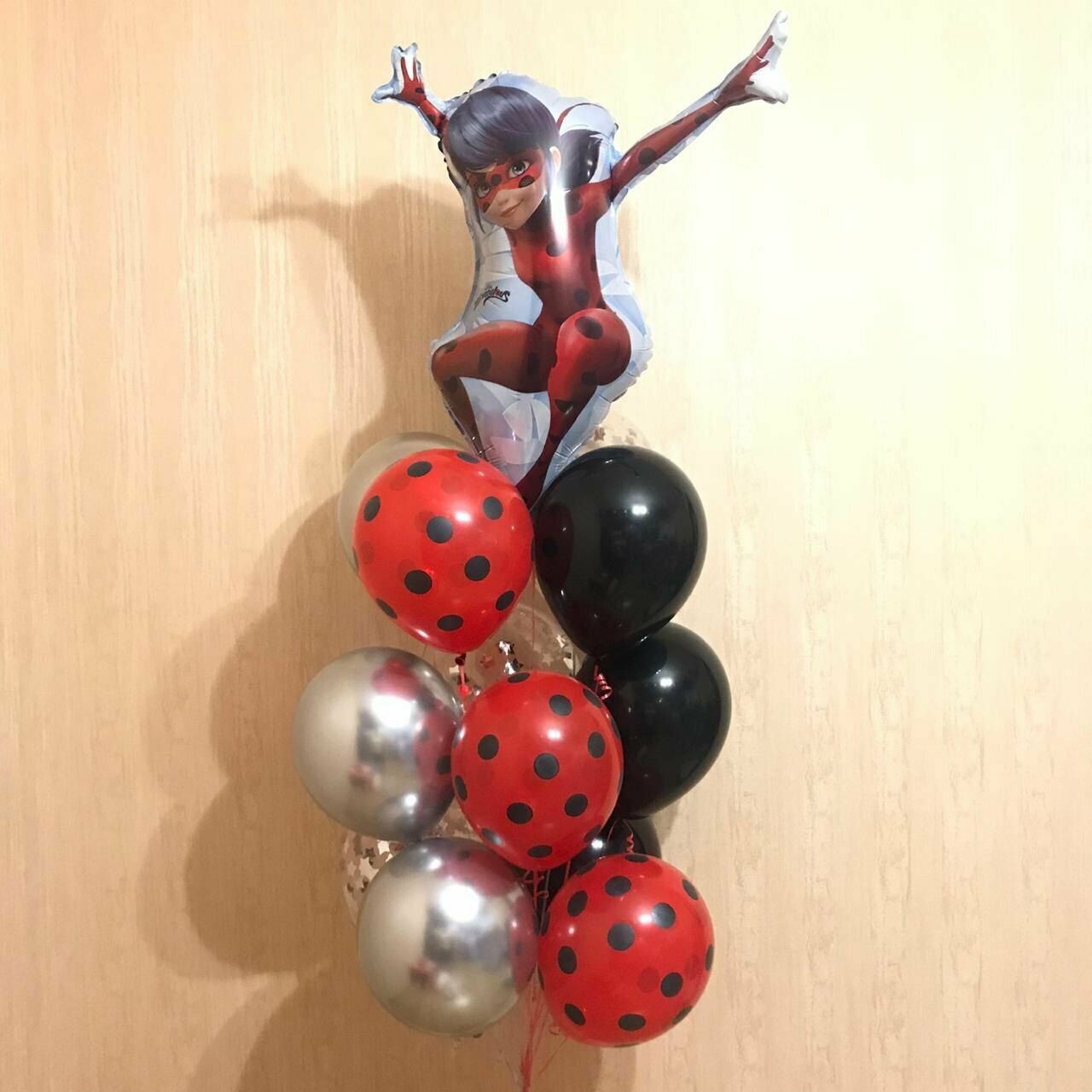Фонтан из шаров с гелием для девочки Леди Баг