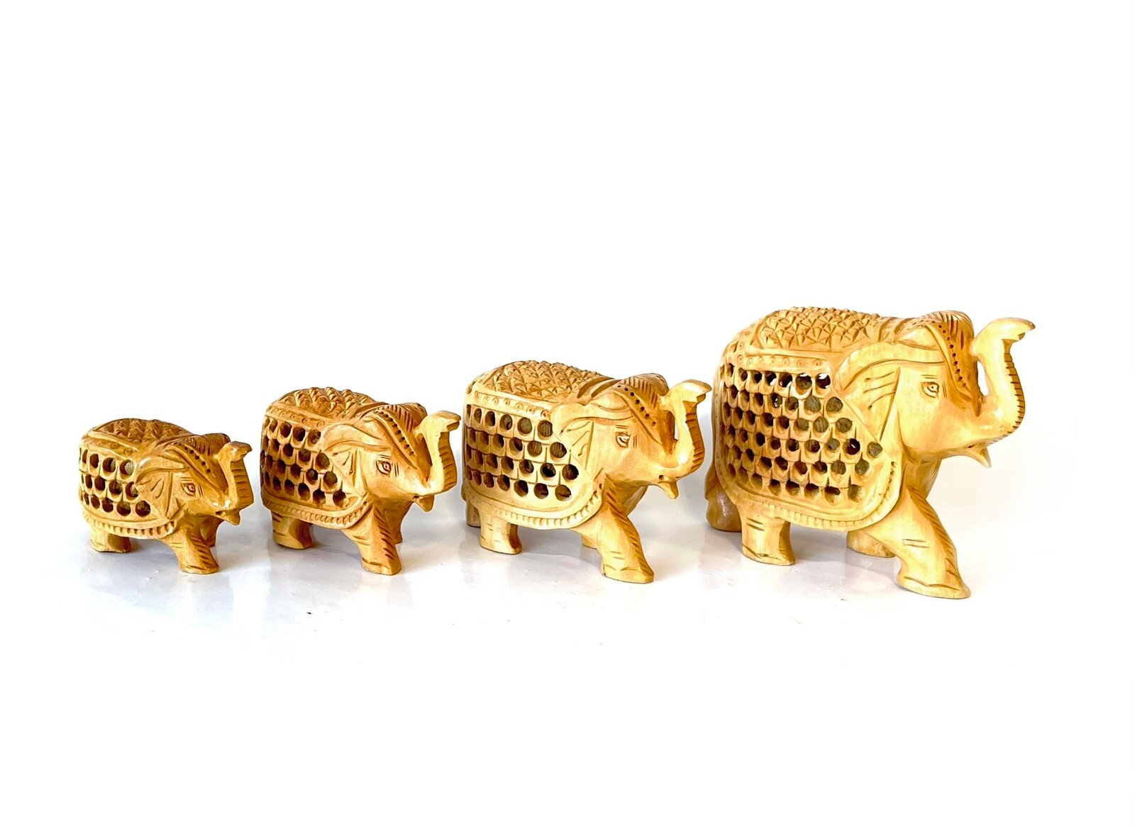 Фигурки из дерева слоник В слонике светлые (высота фигурок 10,5 см, 8 см, 6,5 см, 5 см.), набор 4 штуки