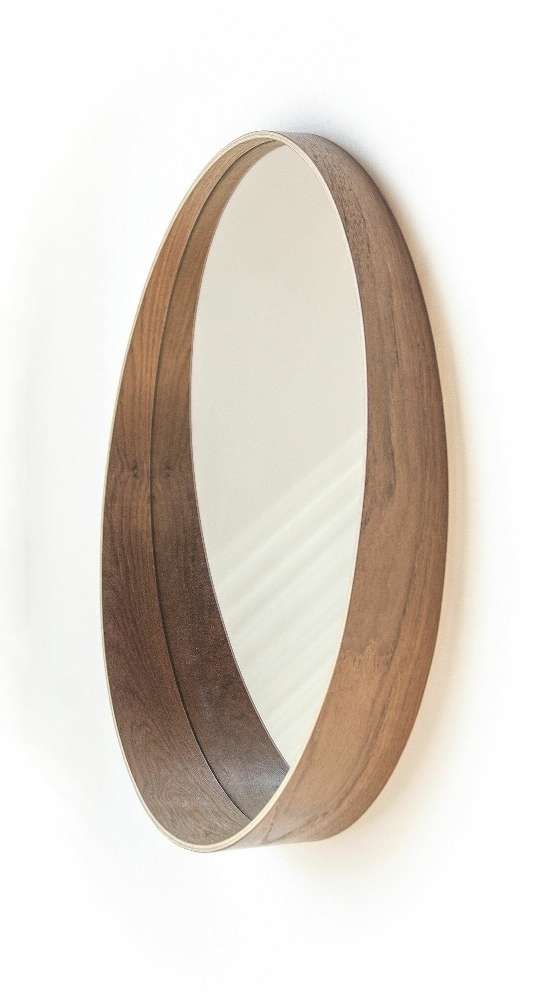 Зеркало круглое настенное в ванную в деревянной раме 60 х 60 см Тик