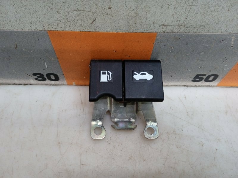 Б/У и лючка бензобака Ручка открывания багажника Nissan Note 2013 E11 374387 NISSAN арт. 65621BC11B