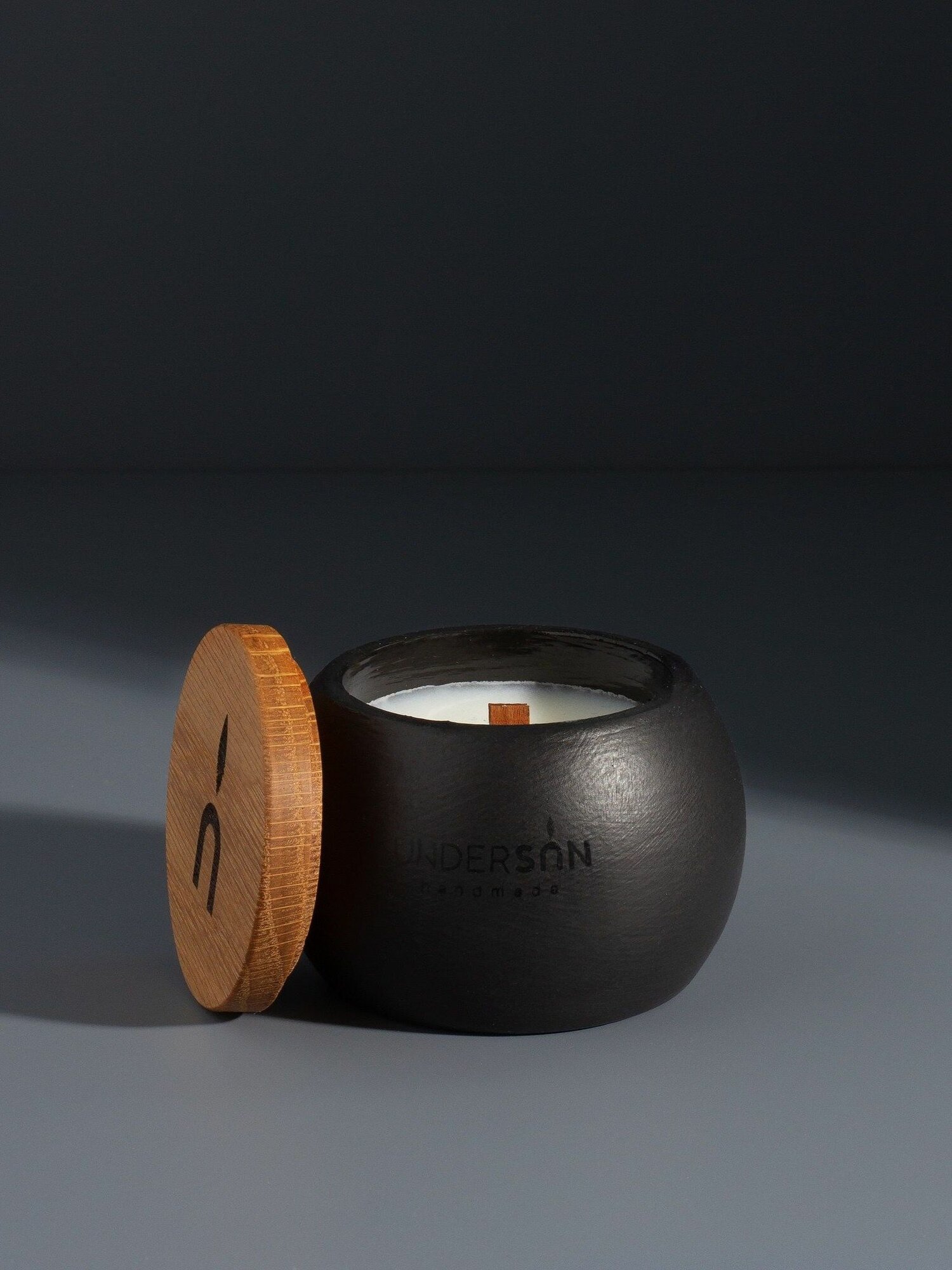 Свеча ароматическая Black Currant Absinthe / интерьерные аромасвечи для дома / подарок женщине 50ml