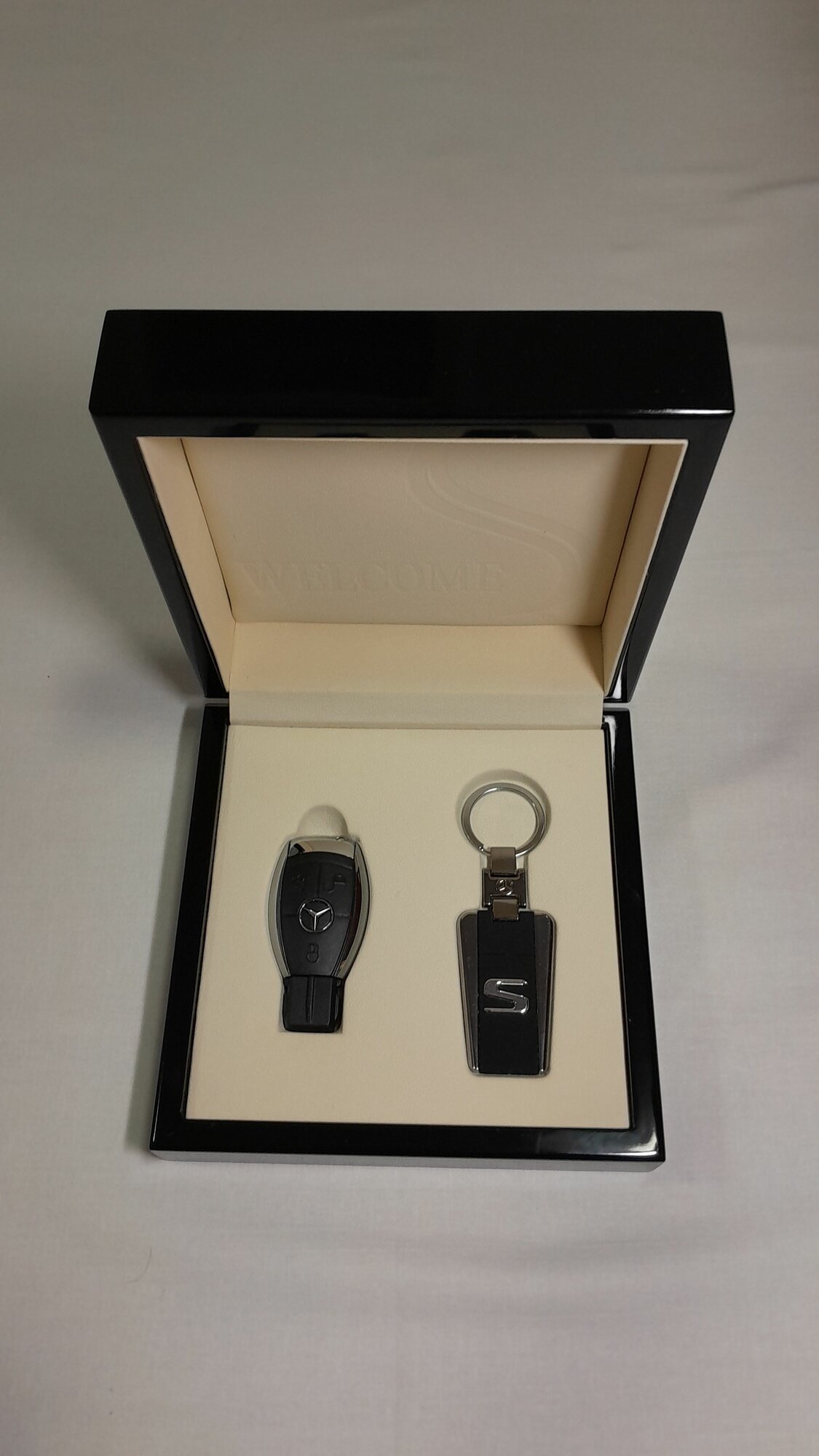 Подарок владельцам Mercedes-Benz два USB флеш-накопителя в виде брелка (30 ГБ) и ключа (4 ГБ) в премиальном подарочном футляре рояльный лак .