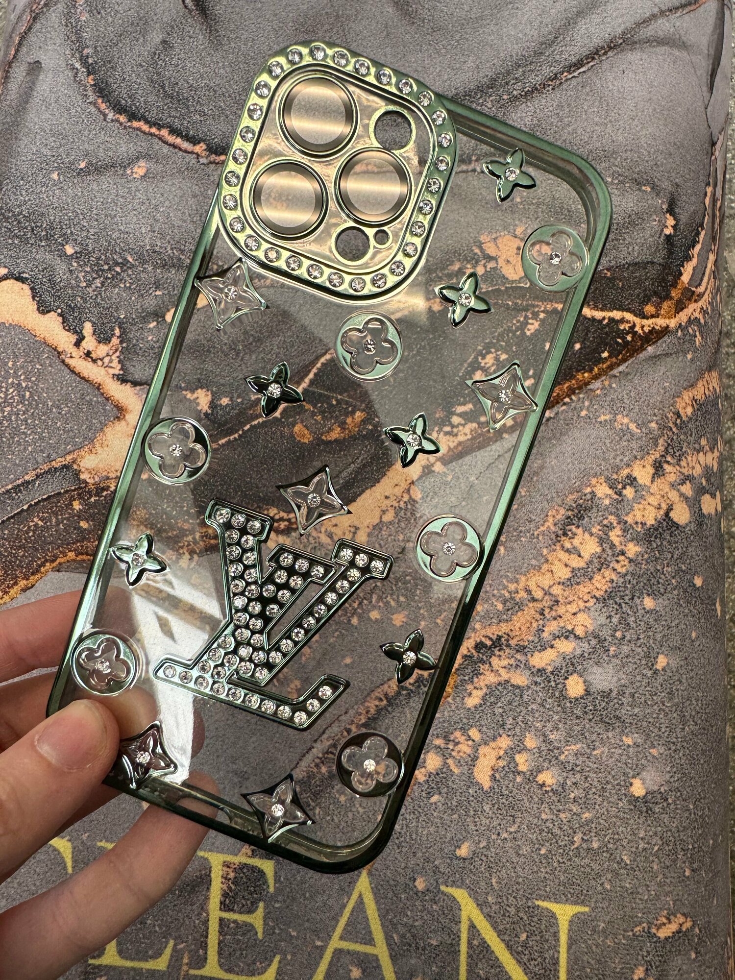 Чехол панель накладка бампер MyPads Lusso для iPhone 14 Pro Max тонкая силиконовая крышка с защитой задней камеры со стразами Луи Витон зеленый MyPads