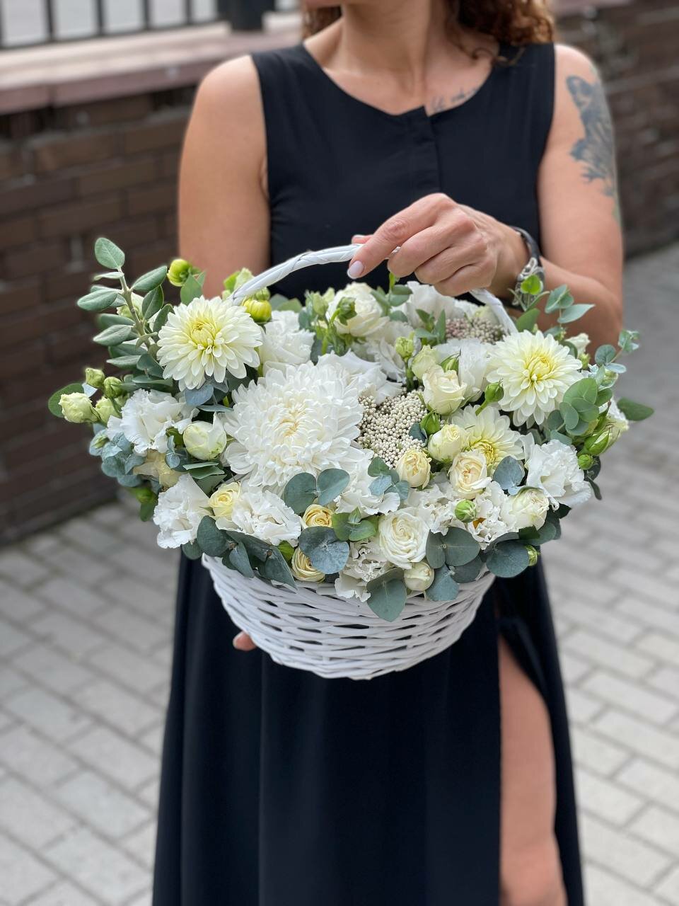 Корзина с цветами, георгин, эустома, кустовая роза, озатамнус, хризантемы, эвкалипт, White, М размер