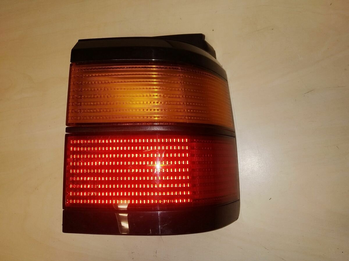 Фонарь задний правый новый Volkswagen Passat B3 333945112