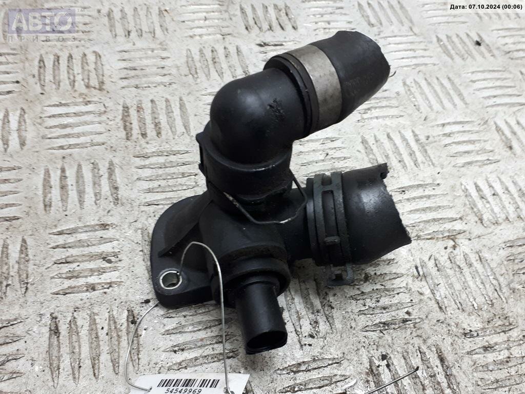 Фланец (тройник) системы охлаждения Volkswagen Passat B5+ (GP)