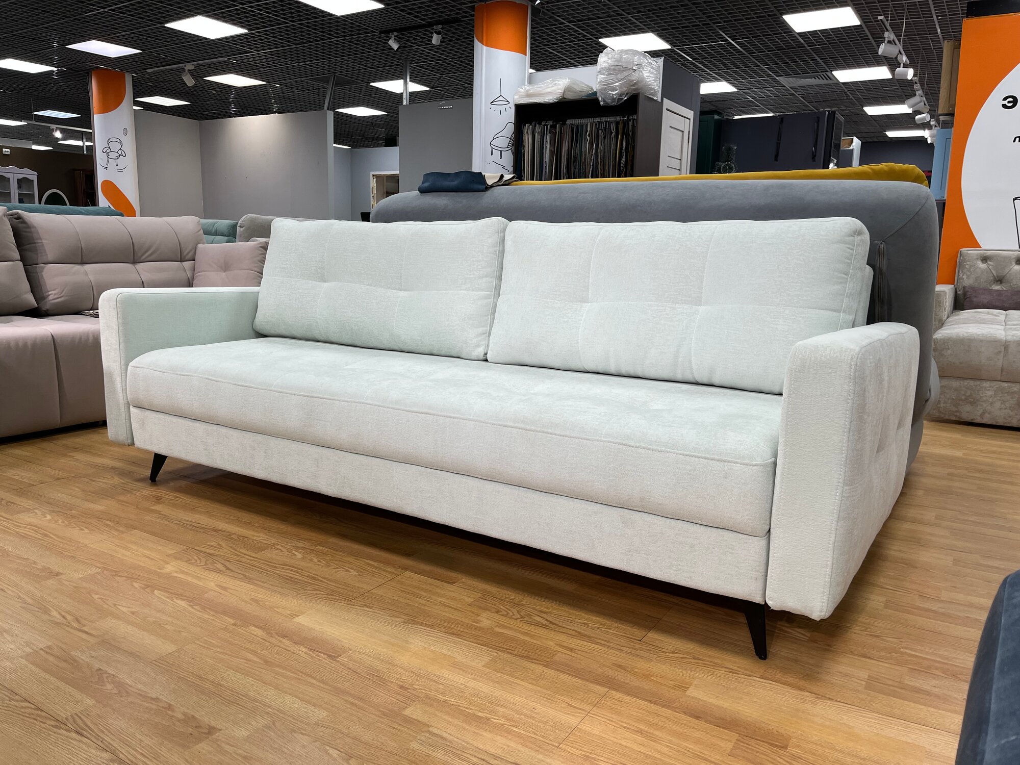 Прямой компактный диван Мэдисон на металлических ножках