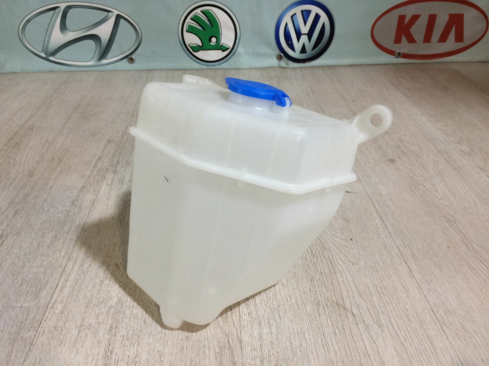 Бачок омывателя лобового стекла c отверстиями под 2 насоса для Киа Рио 1го поколения 2000-2005гг