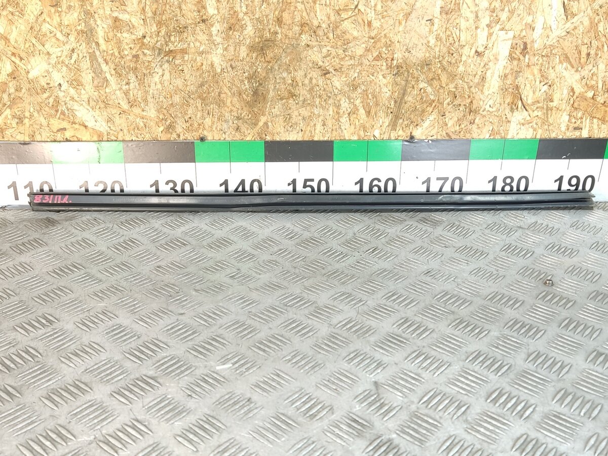 Уплотнитель стекла двери пер. левый VOLKSWAGEN Phaeton 2002-2016 3D4837471B