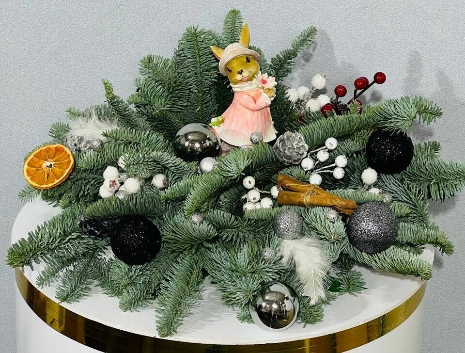 Композиция из натуральной хвои, украшение из нобилиса