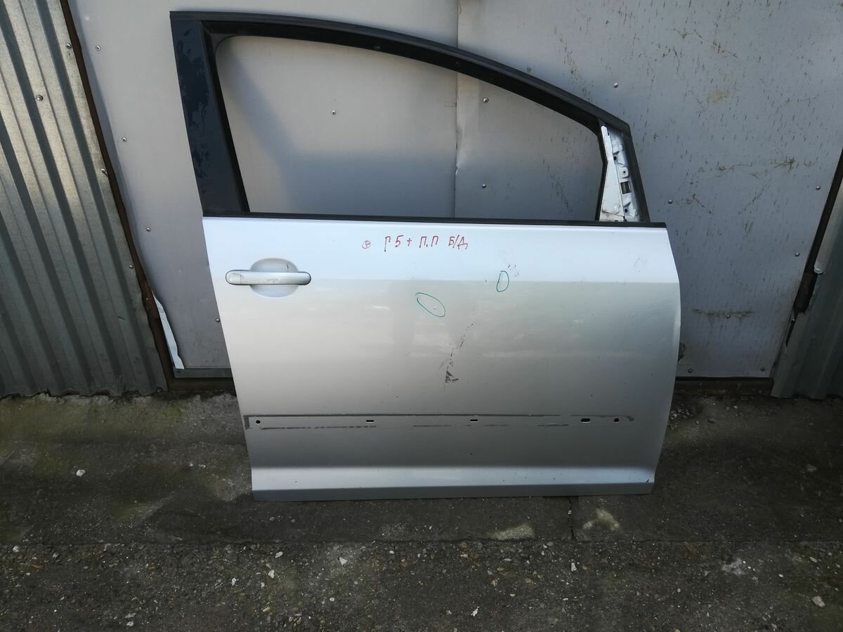 Дверь передняя правая Volkswagen Golf Plus I (2005—2009) 5M0831106E