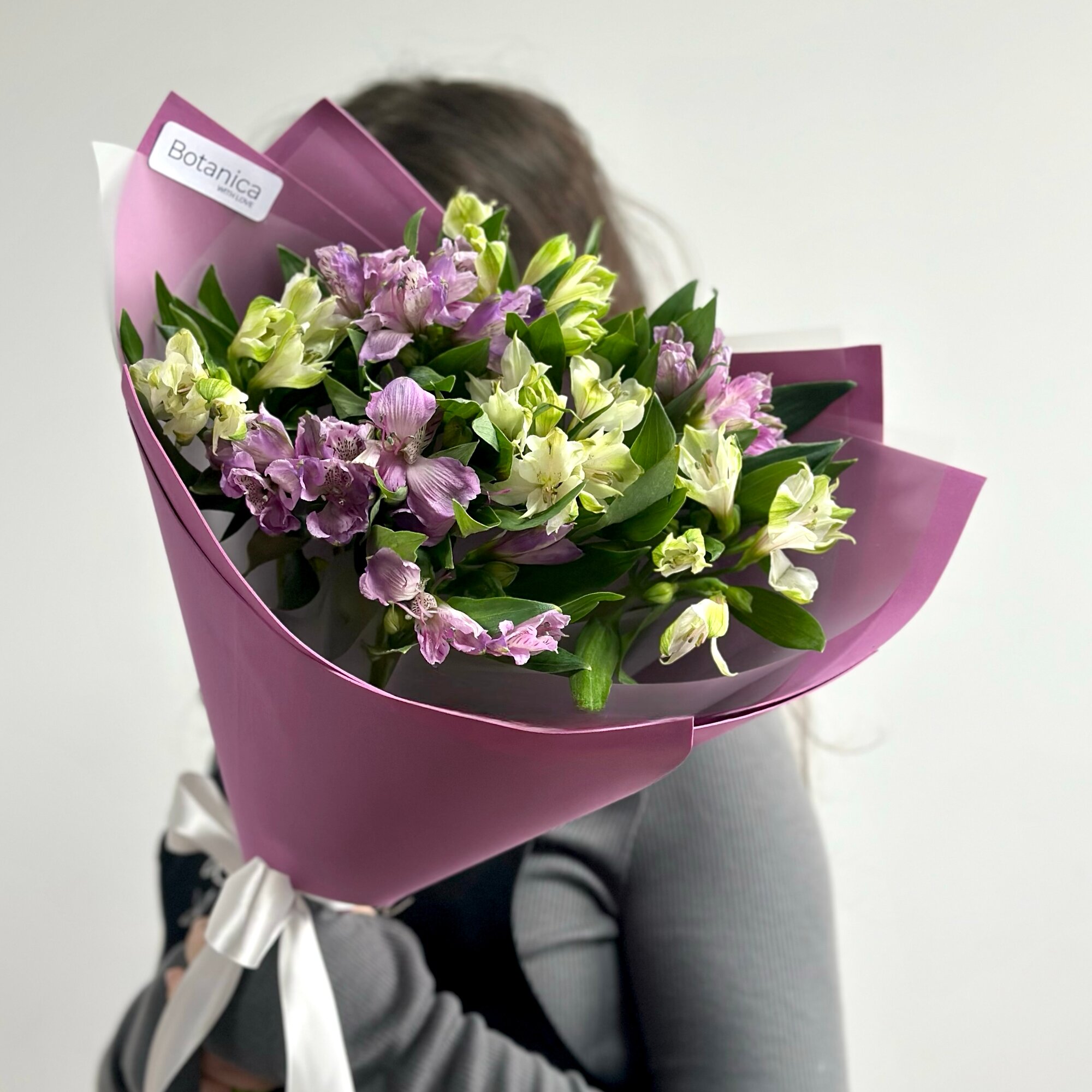 Букет из белых и фиолетовых альстромерий. Букет 1094