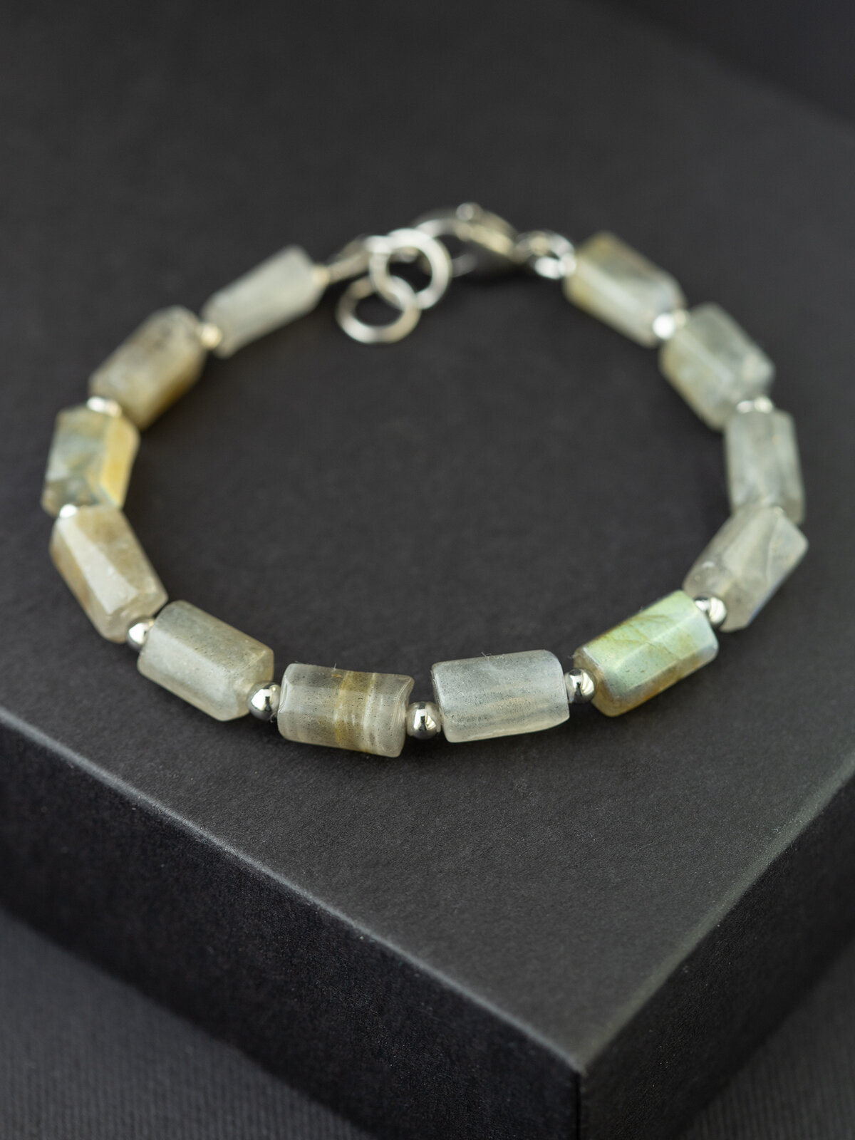 Браслет, лабрадор