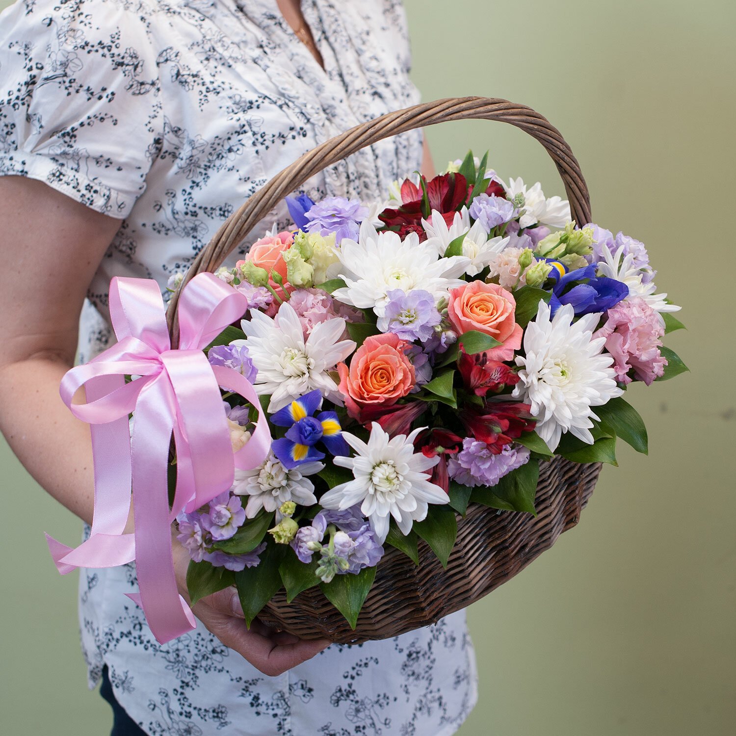 Корзина с цветами Charlotte "Поздравляем", 16 цветов, высота 35 см