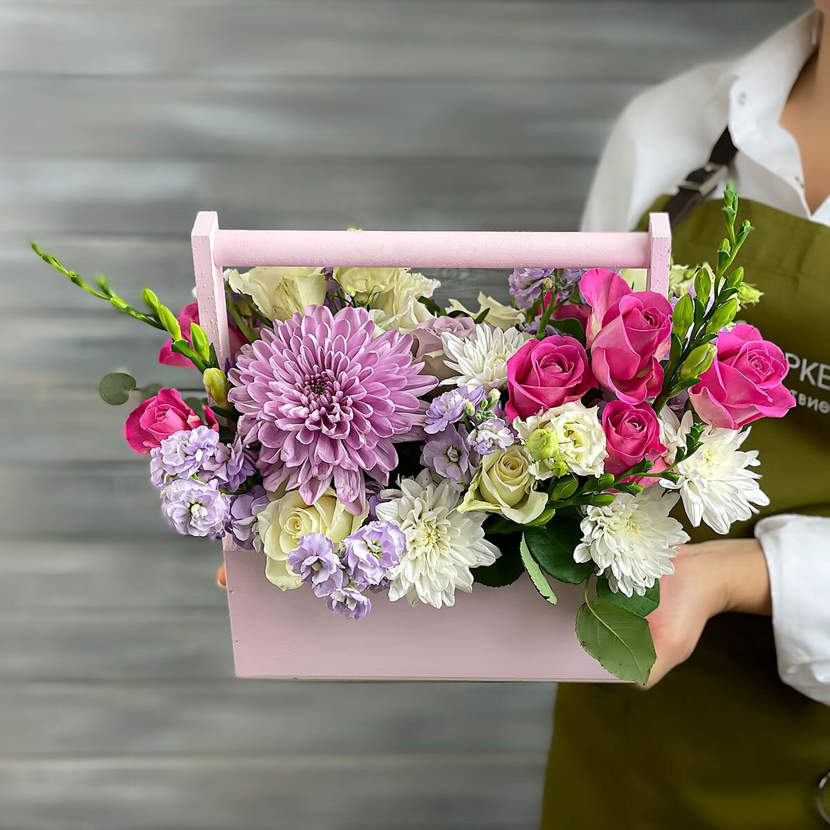 Композиция в деревянном ящике из живых цветов хризантем, роз и маттиол