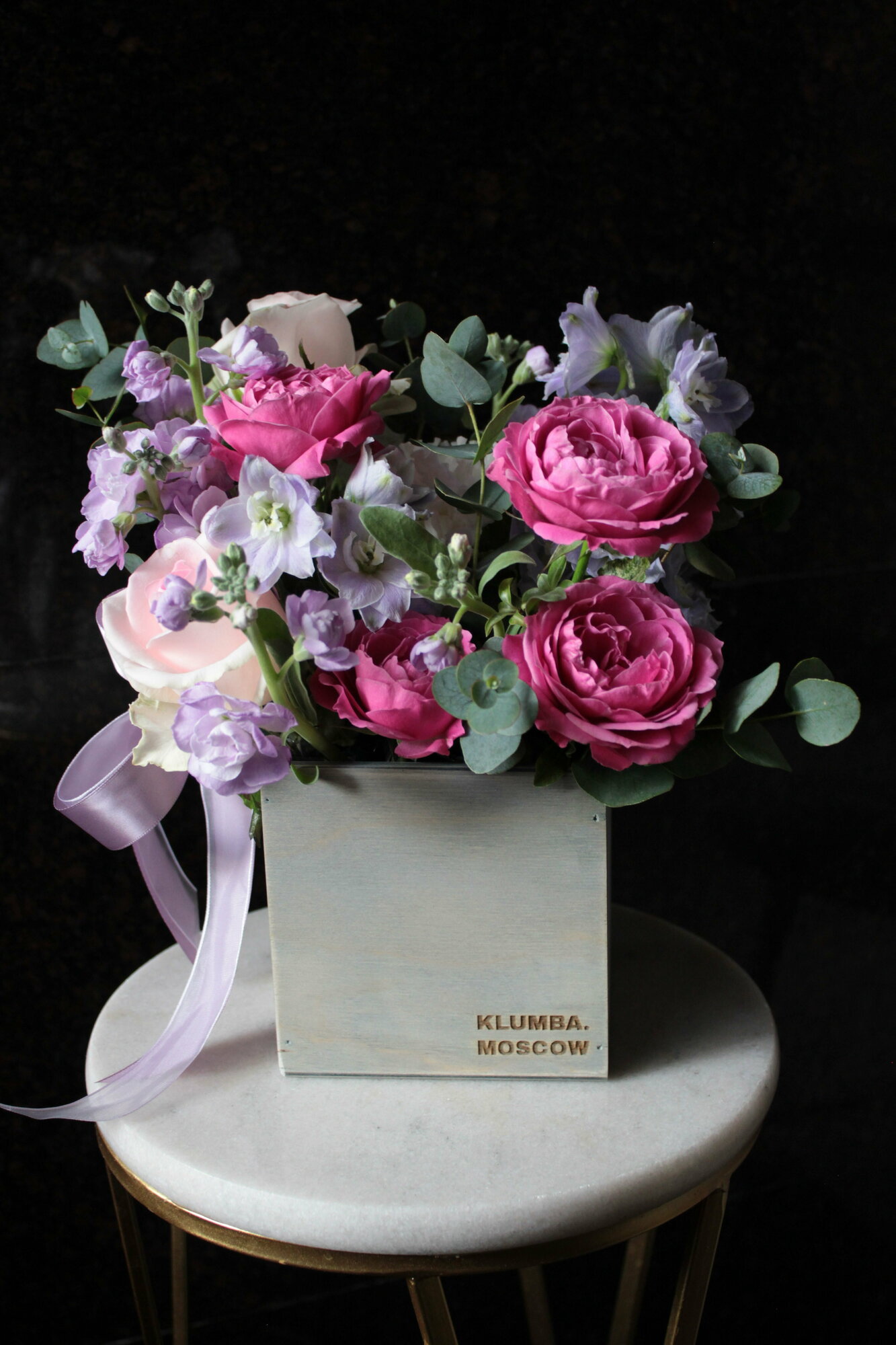 Фиолетовая композиция цветов в ящике от студии klumba.moscow